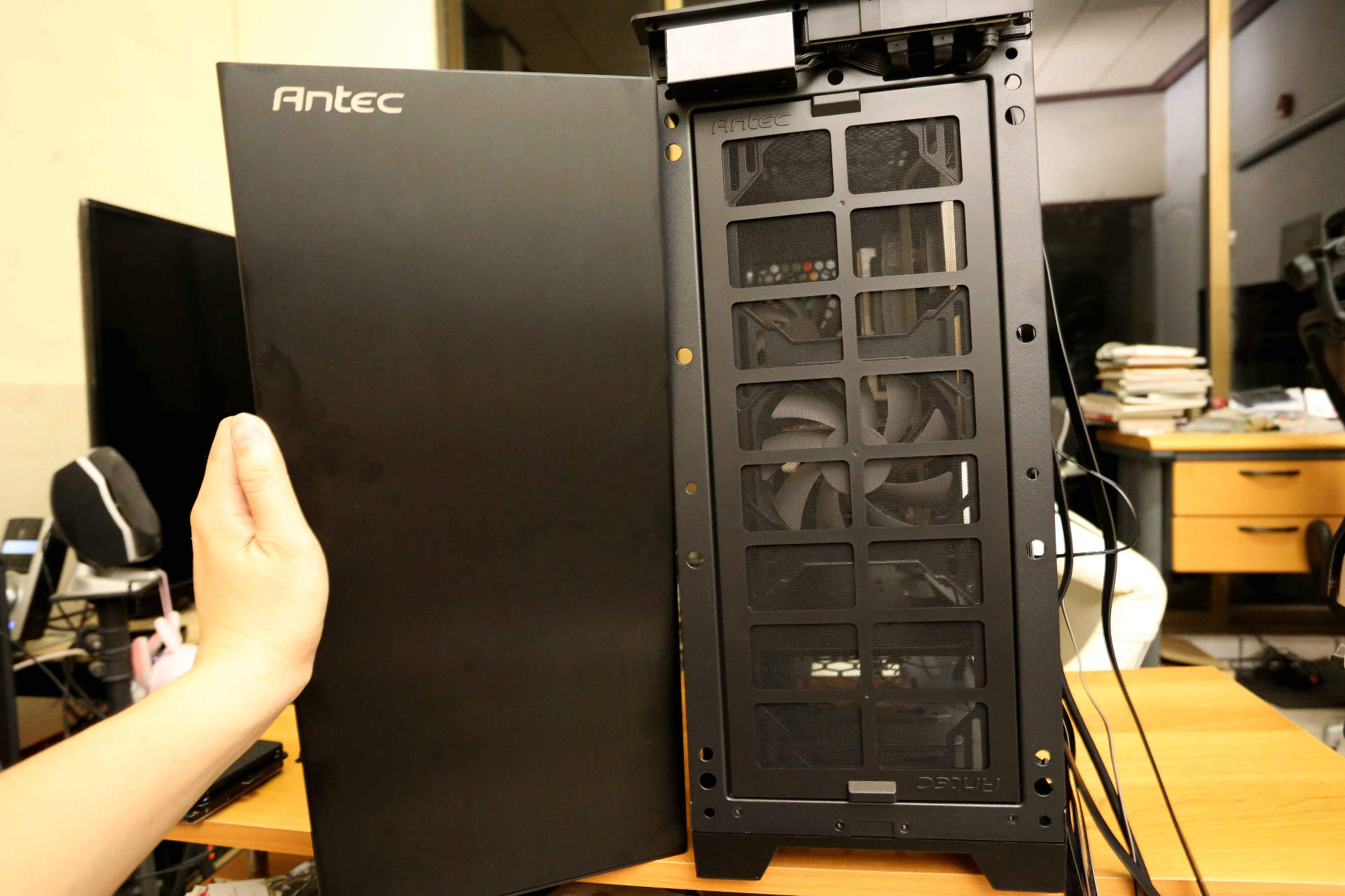 【問題】Antec DP301M Dark Phantom平價M-ATX機殼開箱 玻璃透測 @電腦應用綜合討論 哈啦板 - 巴哈姆特