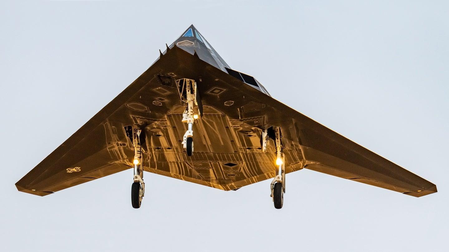 【閒聊】F-117 正式回歸... @軍事策略 哈啦板 - 巴哈姆特