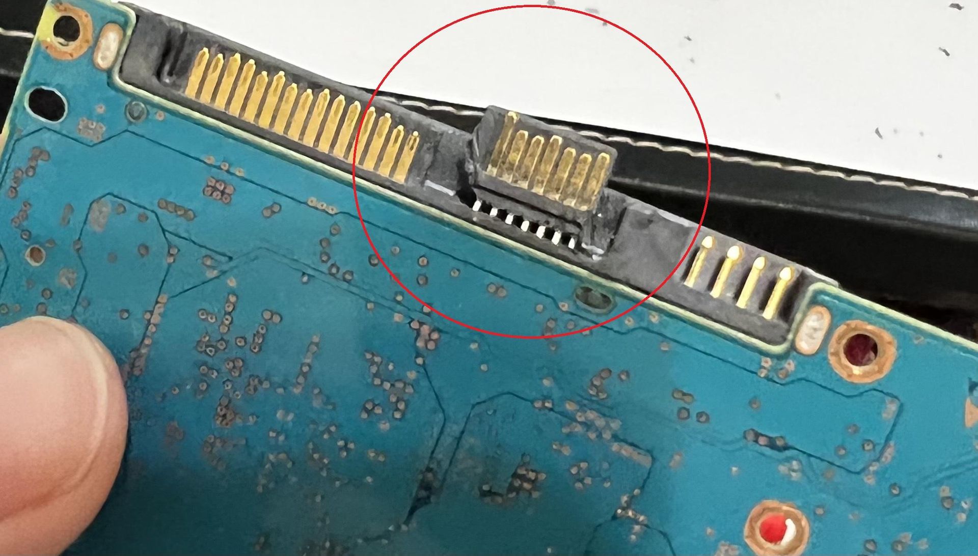 【心得】硬碟SATA接頭斷裂，自行焊接修復的非專業心得 @電腦應用綜合討論 哈啦板 - 巴哈姆特