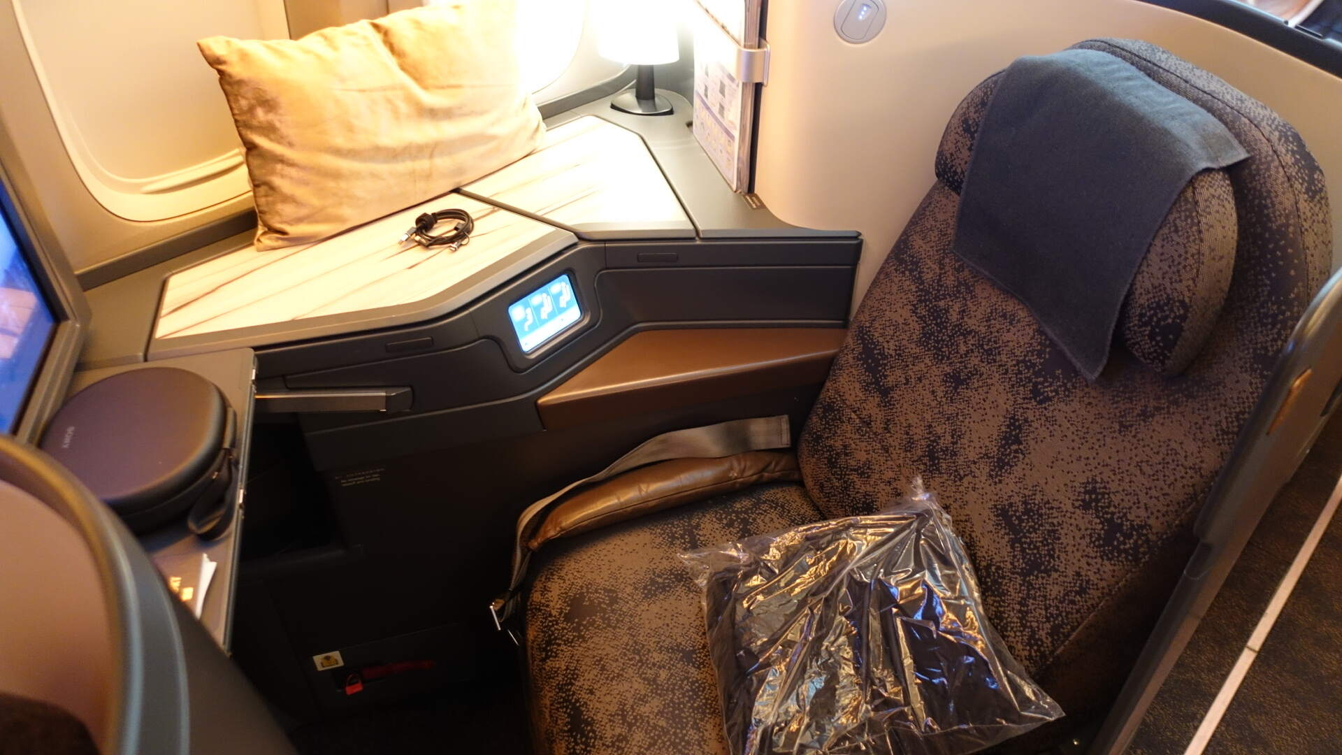 中華航空 CI642 香港>台灣桃園 商務艙體驗 - szeto903的創作 - 巴哈姆特