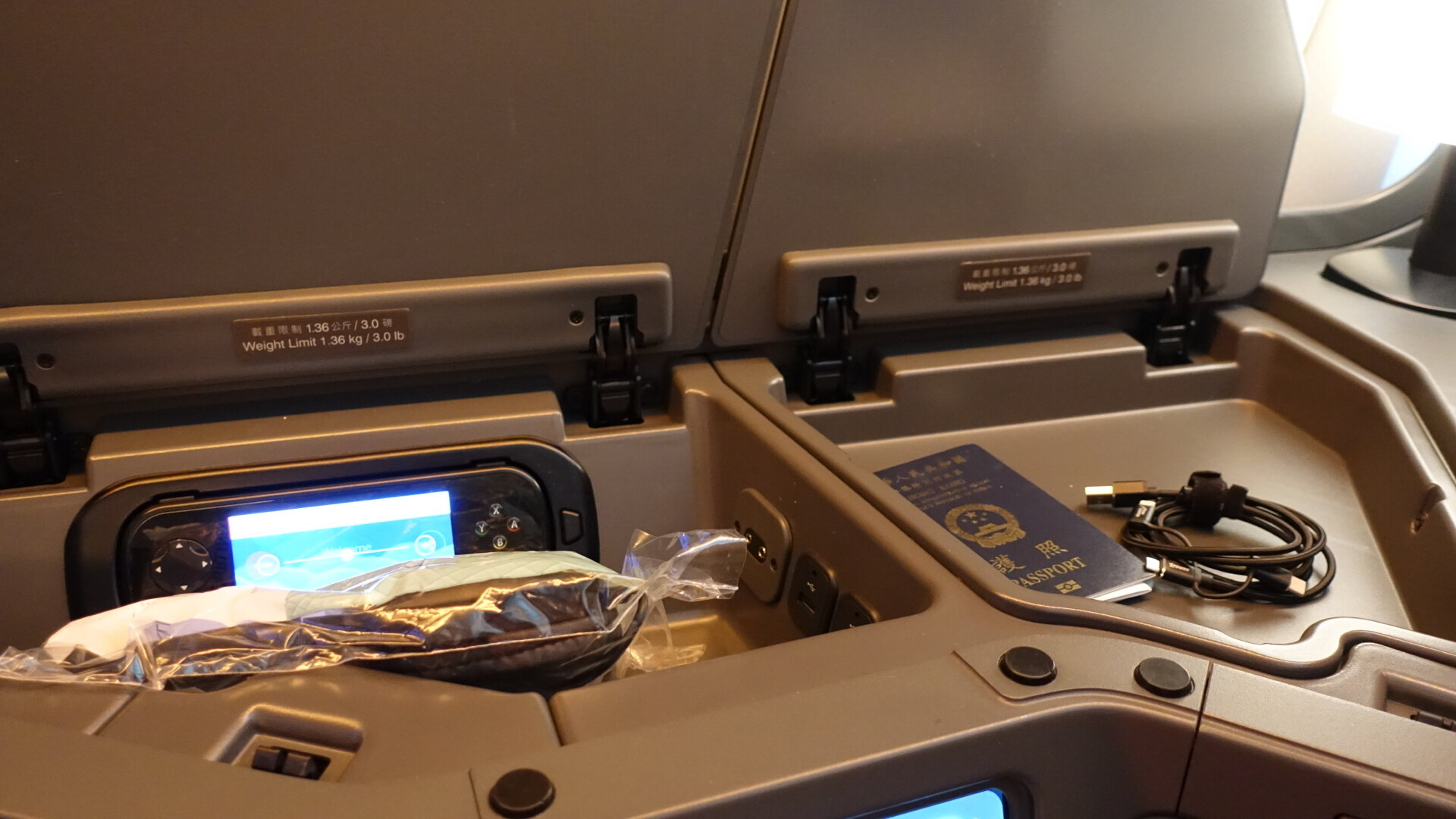 中華航空 CI642 香港>台灣桃園 商務艙體驗 - szeto903的創作 - 巴哈姆特