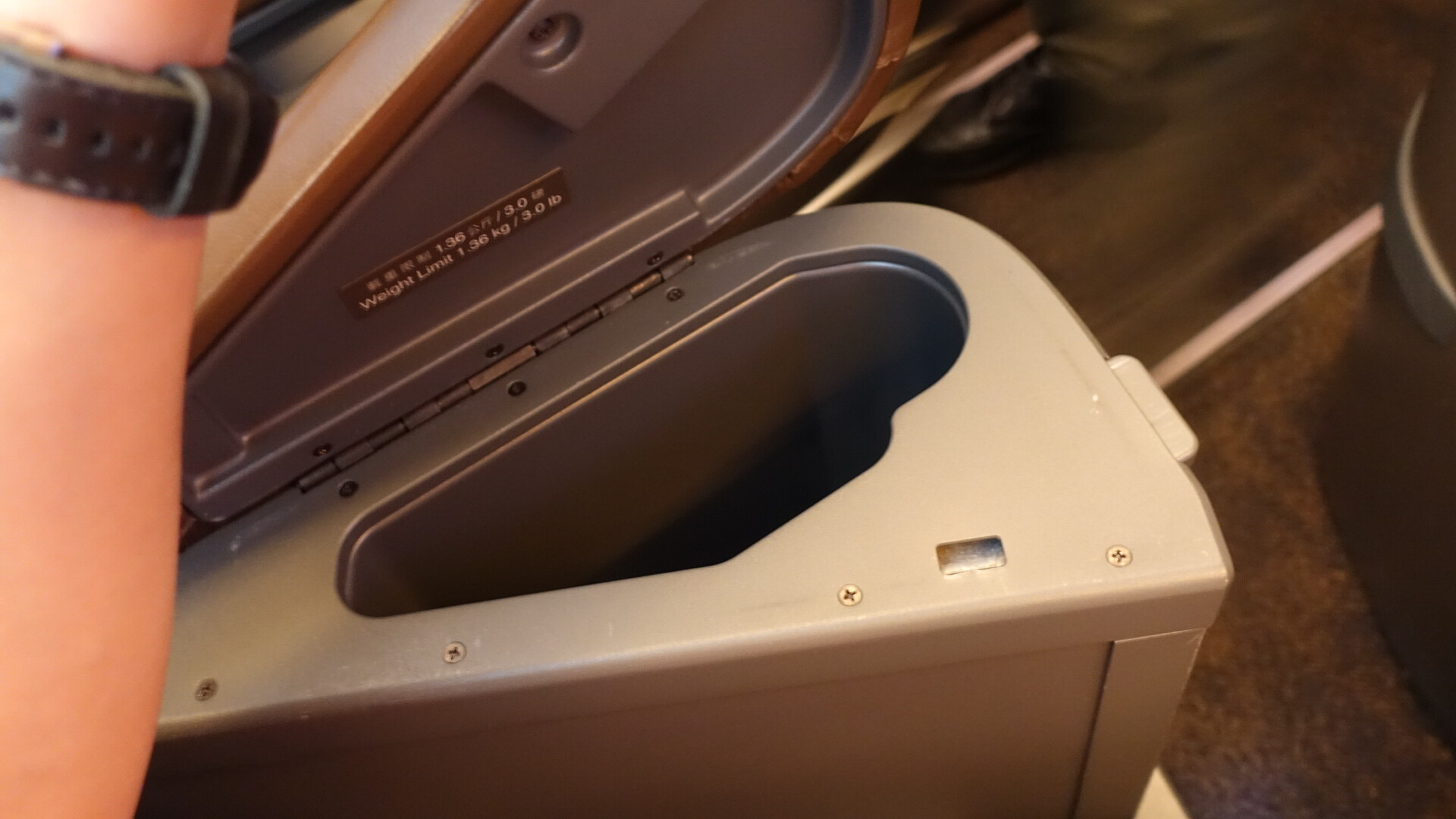 中華航空 CI642 香港>台灣桃園 商務艙體驗 - szeto903的創作 - 巴哈姆特