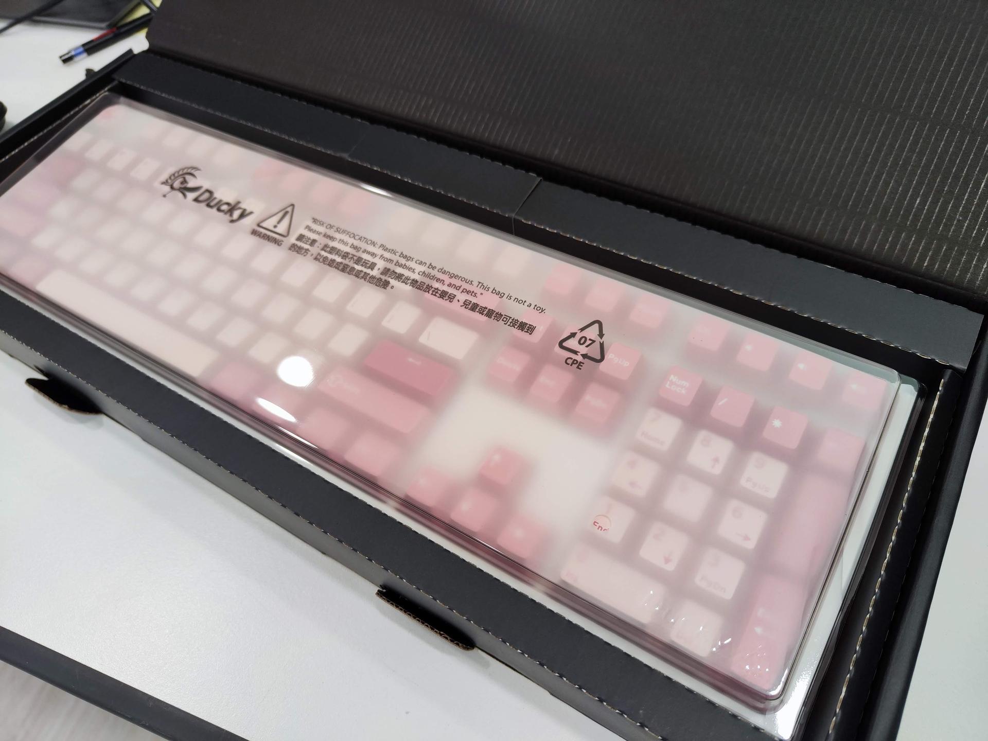 【心得】AI開箱文-Ducky One 3 蛛絲粉 Gossamer Pink 兔年 2023 新春特別版開箱體驗：粉色戀人的最愛 @電腦應用綜合討論 哈啦板 - 巴哈姆特