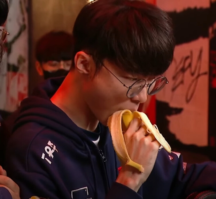 【情報】時隔一年Faker再躲「阿璃」魅惑 Coser嘗試合照李哥預判閃現 @英雄聯盟 League of Legends 哈啦板 - 巴哈姆特