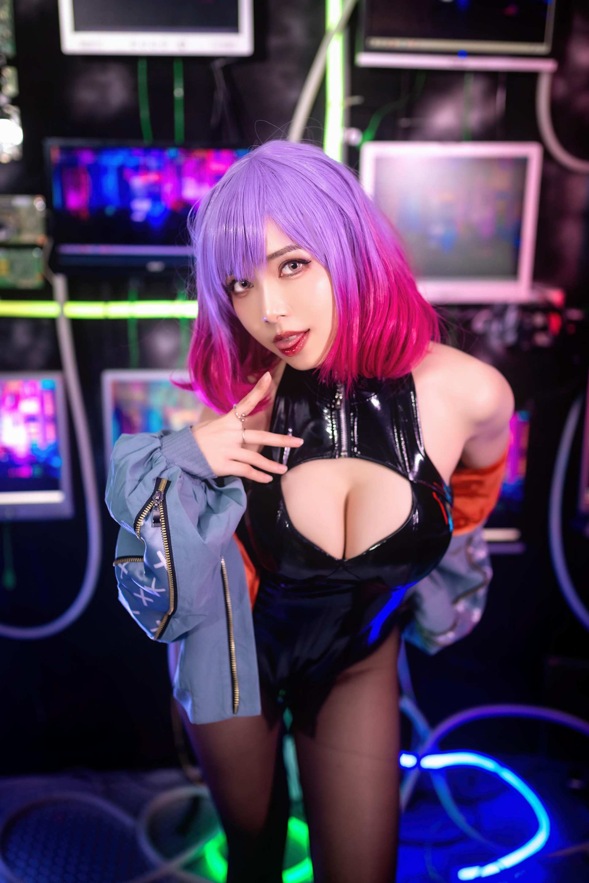 【COS】LUNA 運動鞋x黑絲x高衩 - loveallem的創作 - 巴哈姆特