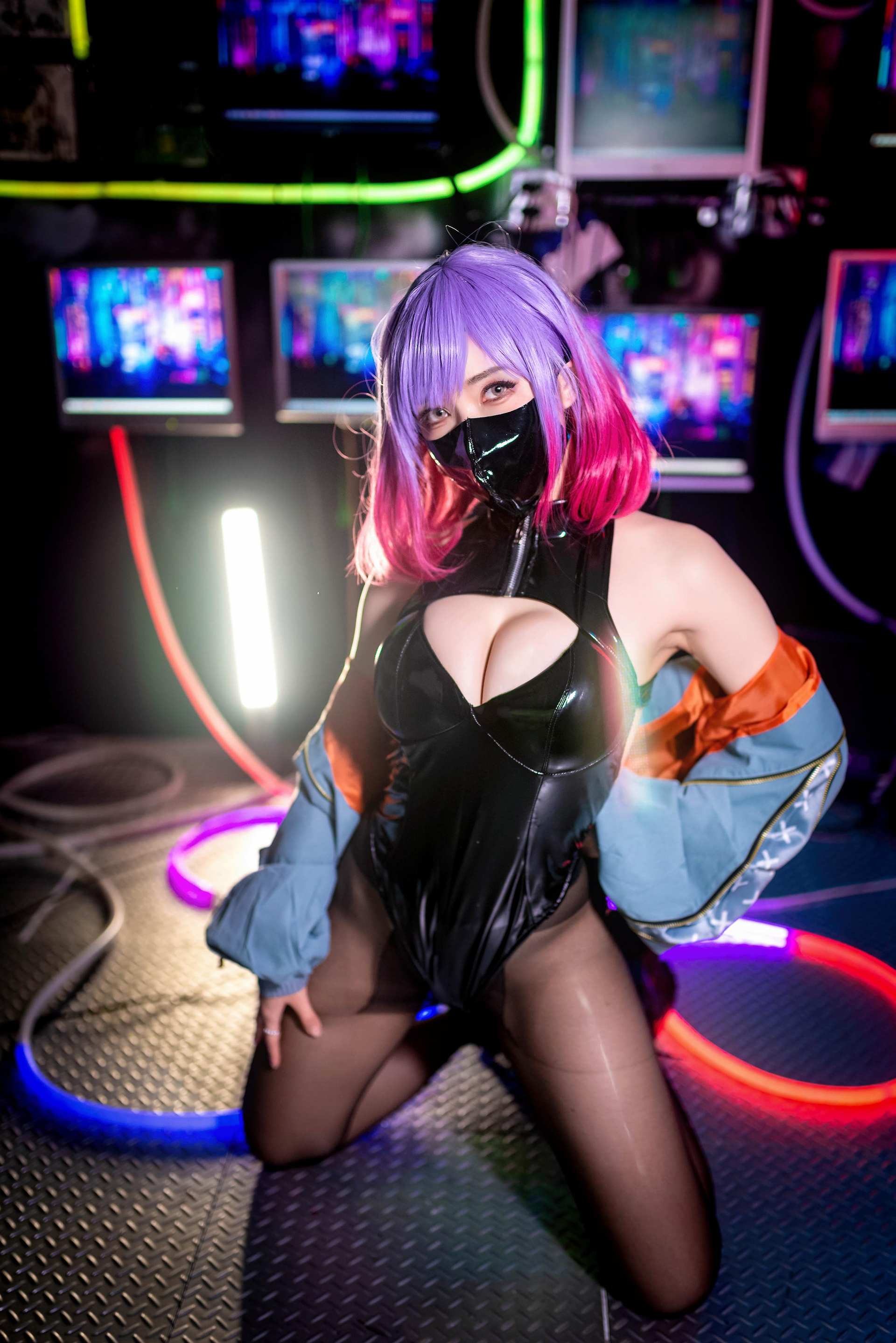 【COS】LUNA 運動鞋x黑絲x高衩 - loveallem的創作 - 巴哈姆特