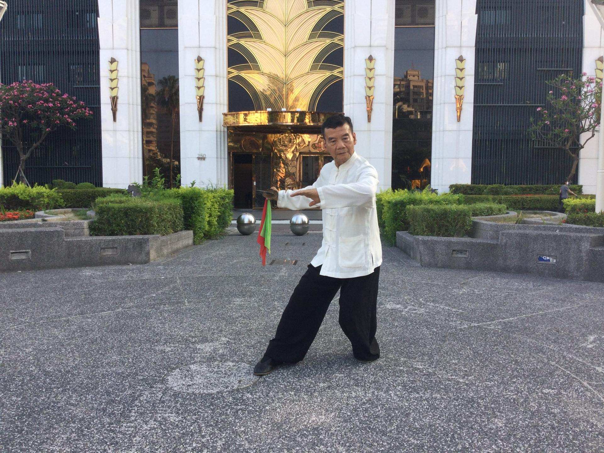 [達人專欄] 松溪夜行刀～45馬步掛劈＆46邁步盤頭 - lkkchl2022的創作 - 巴哈姆特