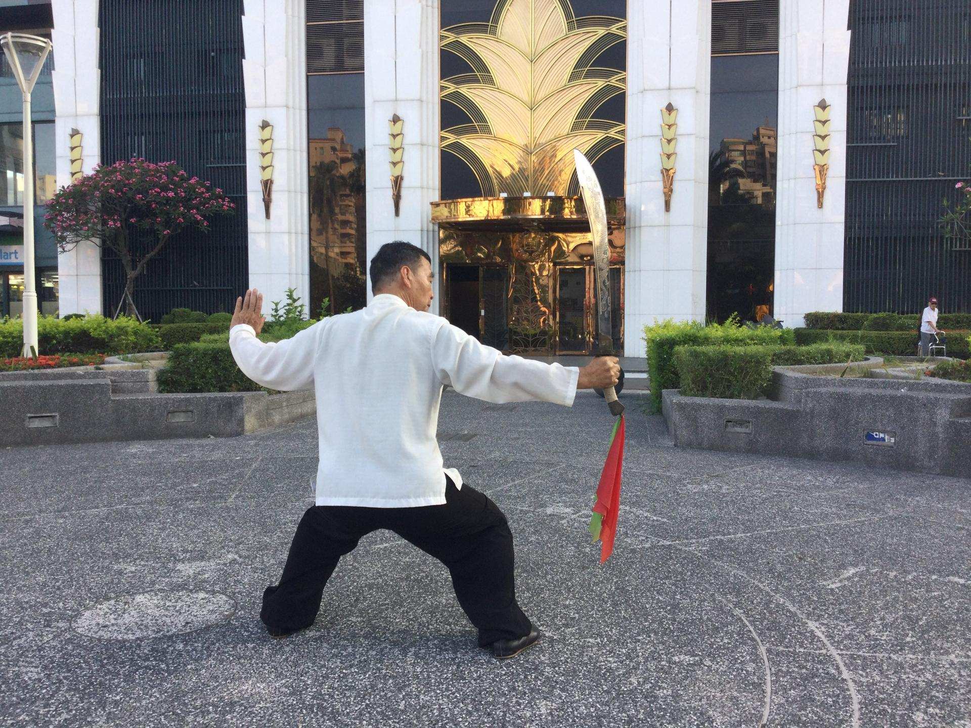 [達人專欄] 松溪夜行刀～45馬步掛劈＆46邁步盤頭 - lkkchl2022的創作 - 巴哈姆特