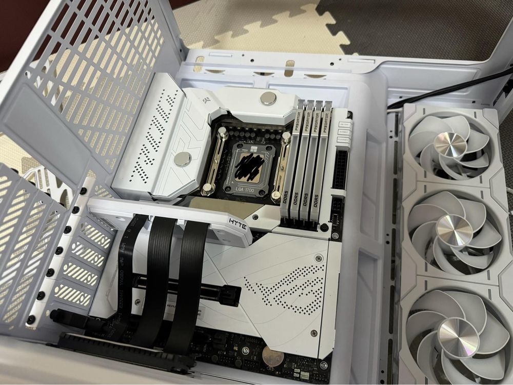 【心得】遲來的Hyte Y70 簡易開箱分享 2樓更新沒螢幕版本～ @電腦應用綜合討論 哈啦板 - 巴哈姆特