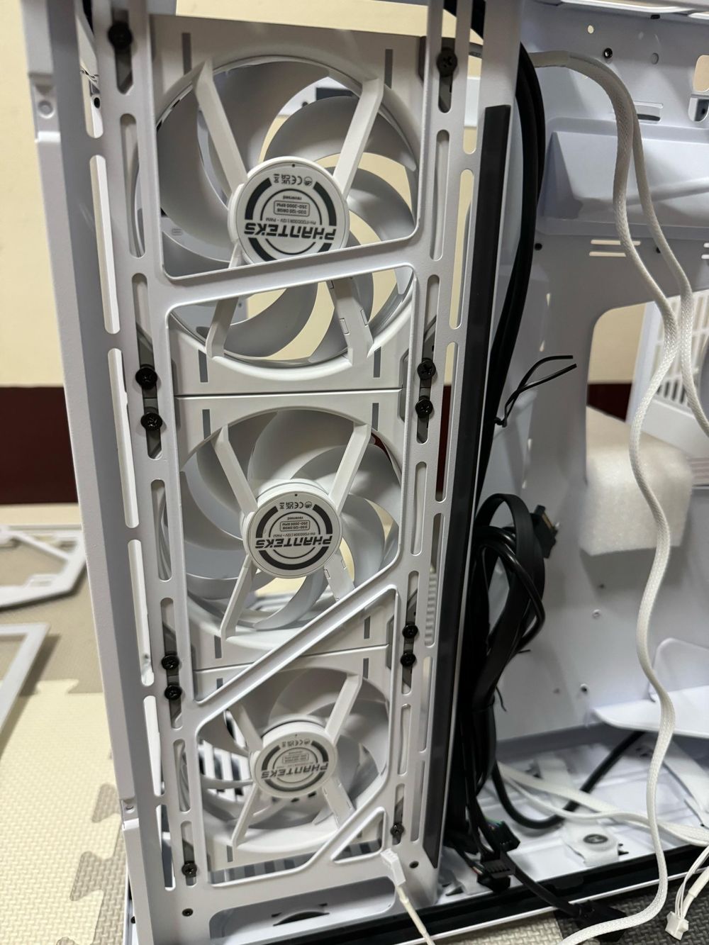 【心得】遲來的Hyte Y70 簡易開箱分享 2樓更新沒螢幕版本～ @電腦應用綜合討論 哈啦板 - 巴哈姆特