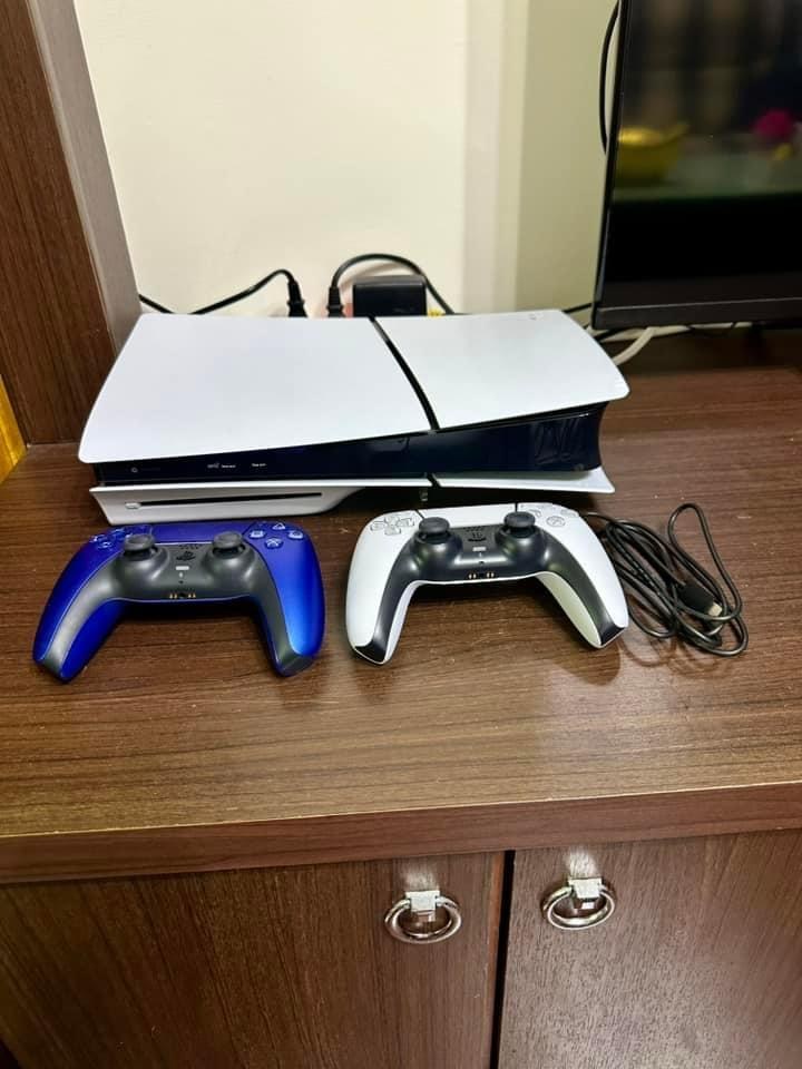 【售】 PS5 slim CFI-2018A01光碟版主機含底座及2支原廠無線手把 全部只要15800元 @ACG二手交易板 哈啦板 - 巴哈姆特