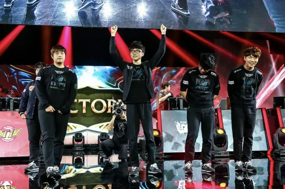 【討論】Faker認證「2015 SKT」史上最強！Gumayusi吃醋說笑:你去跟那些人打吧 @英雄聯盟 League of Legends 哈啦板 - 巴哈姆特
