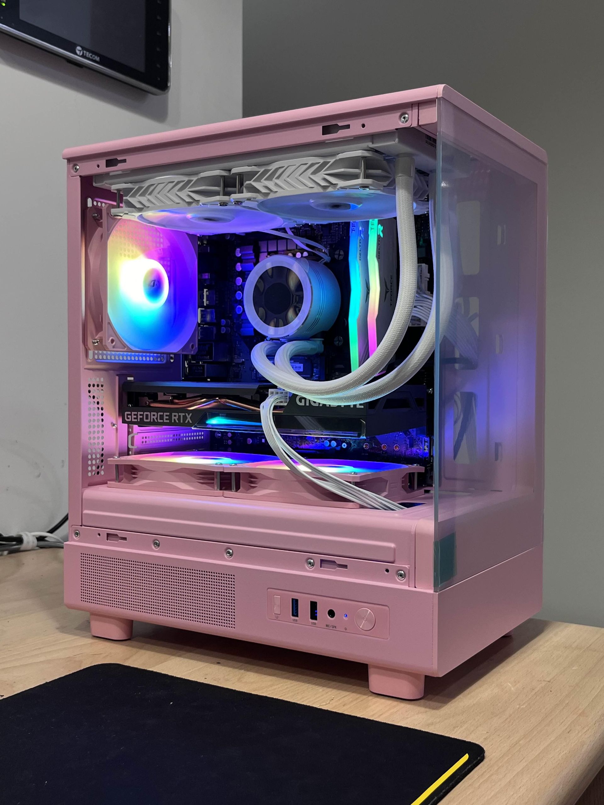 【心得】開箱：粉嫩極簡風！darkFlash moti mini 粉色機殼 & DN-240S 白色LCD水冷 @電腦應用綜合討論 哈啦板 - 巴哈姆特