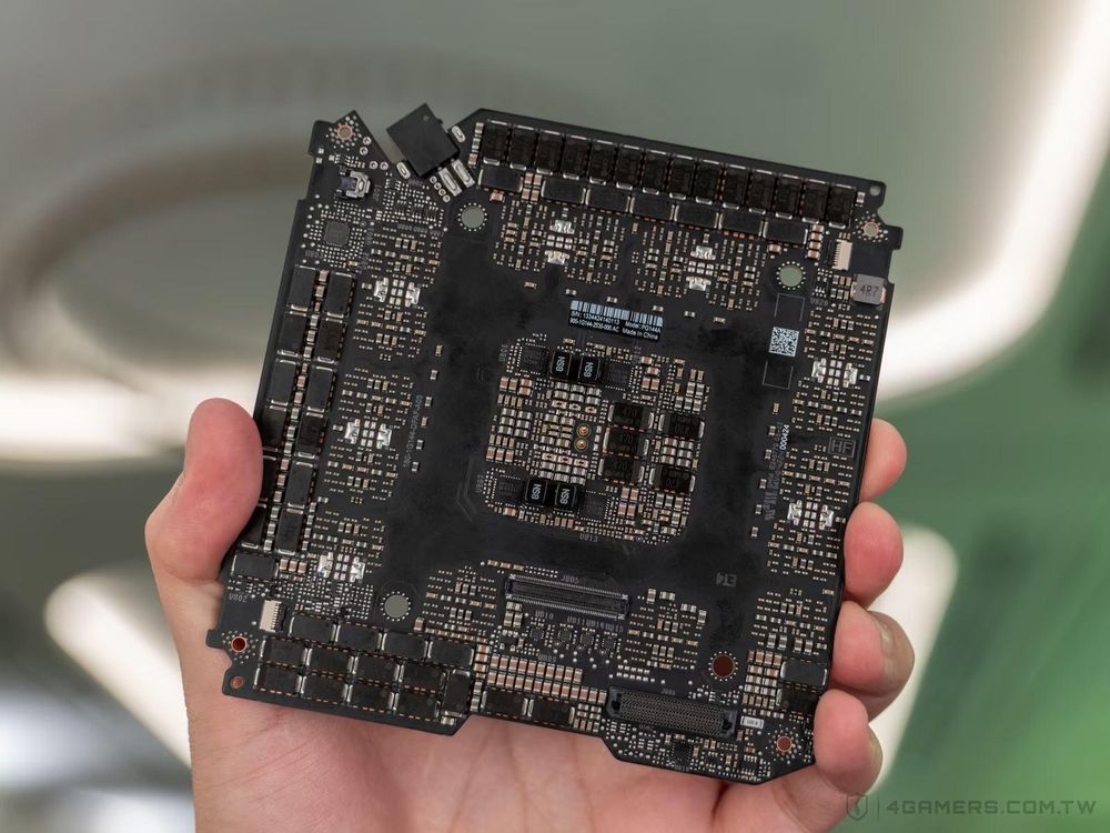 【閒聊】NVIDIA GeForce RTX 5090/5080/5070 創始版 全亮相，中置 PCB 竟無視訊接頭 @電腦應用綜合討論 哈 ...