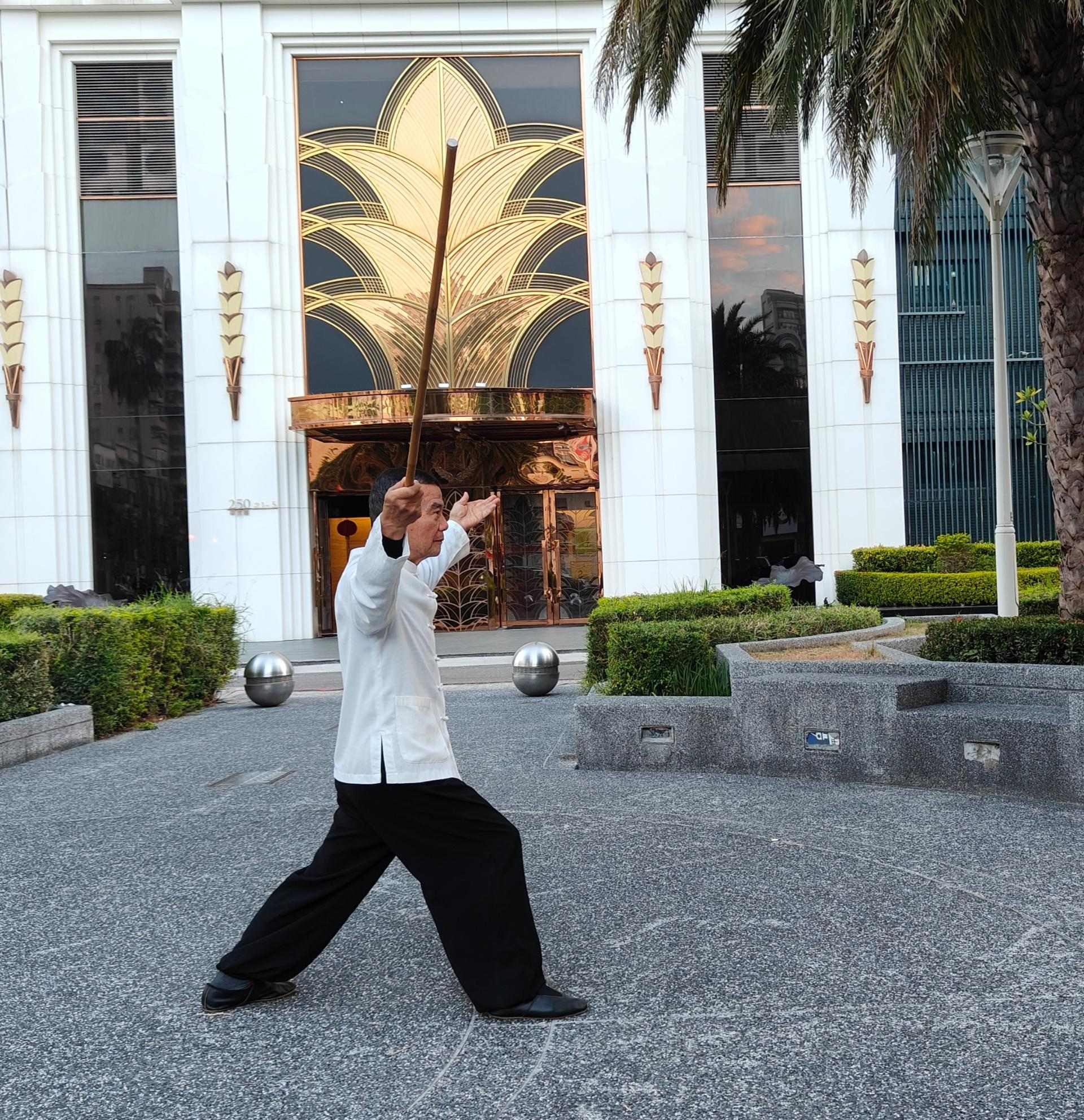 [達人專欄] 武當短棍：36反剪橫掃 - lkkchl2022的創作 - 巴哈姆特