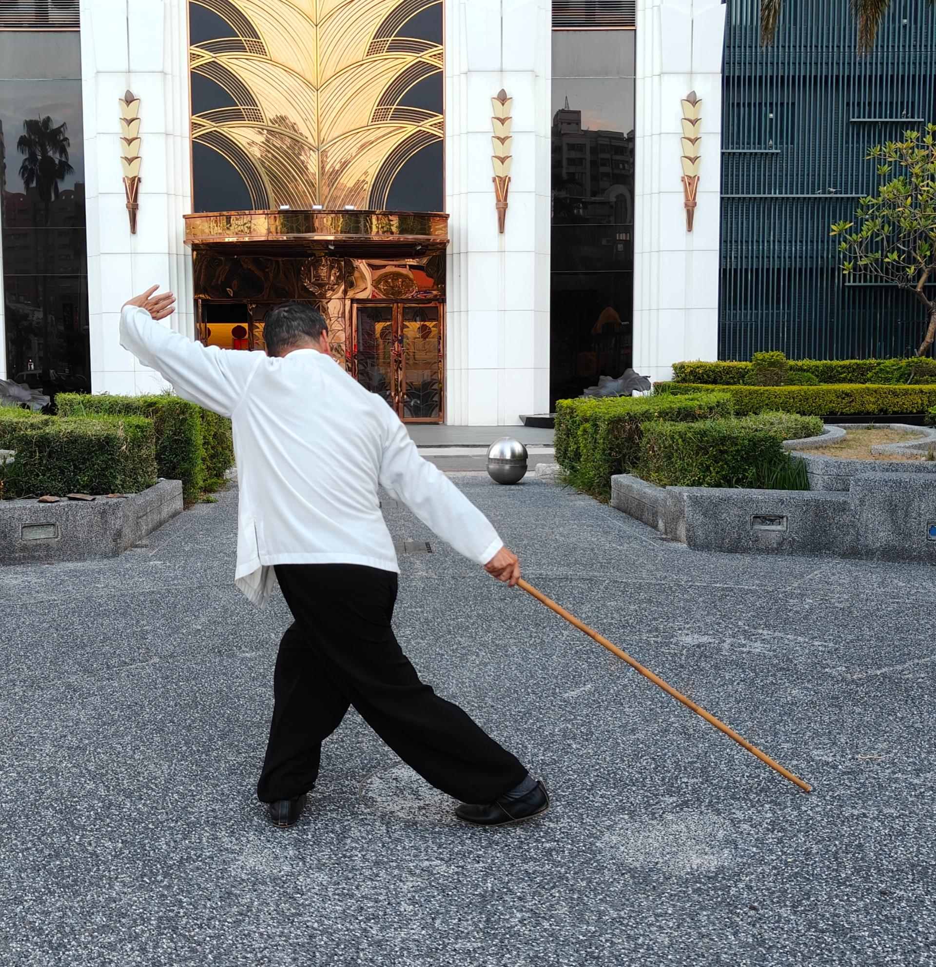 [達人專欄] 武當短棍：32插步撇壓 - lkkchl2022的創作 - 巴哈姆特