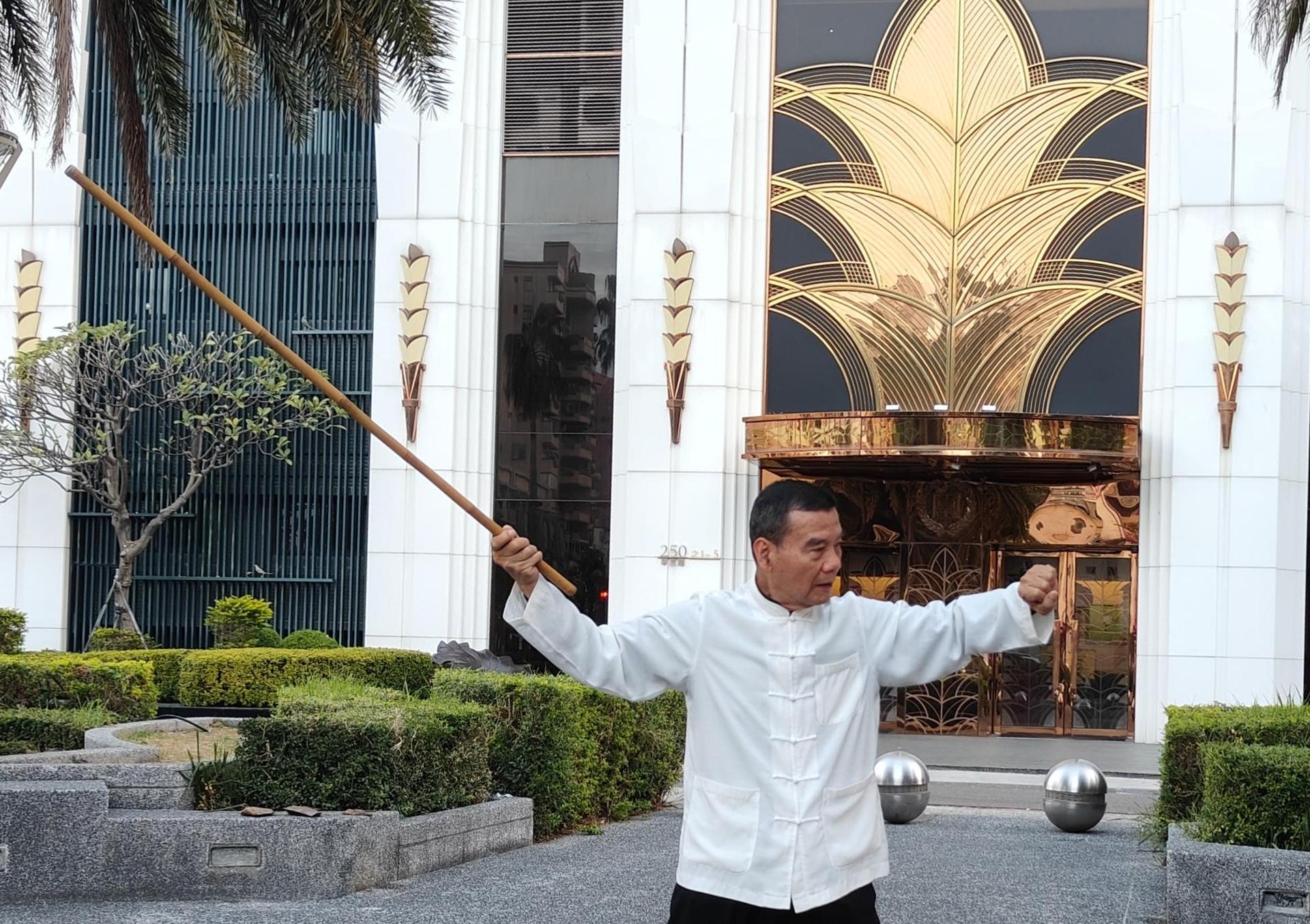 [達人專欄] 武當短棍：36反剪橫掃 - lkkchl2022的創作 - 巴哈姆特