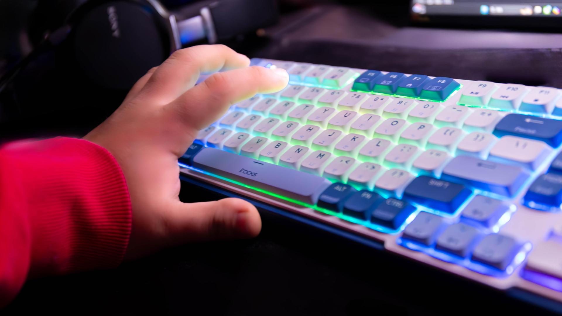 無線三模與機械矮軸，還有超多光效:iRocks K107R 極簡易開箱 - a29175701的創作 - 巴哈姆特