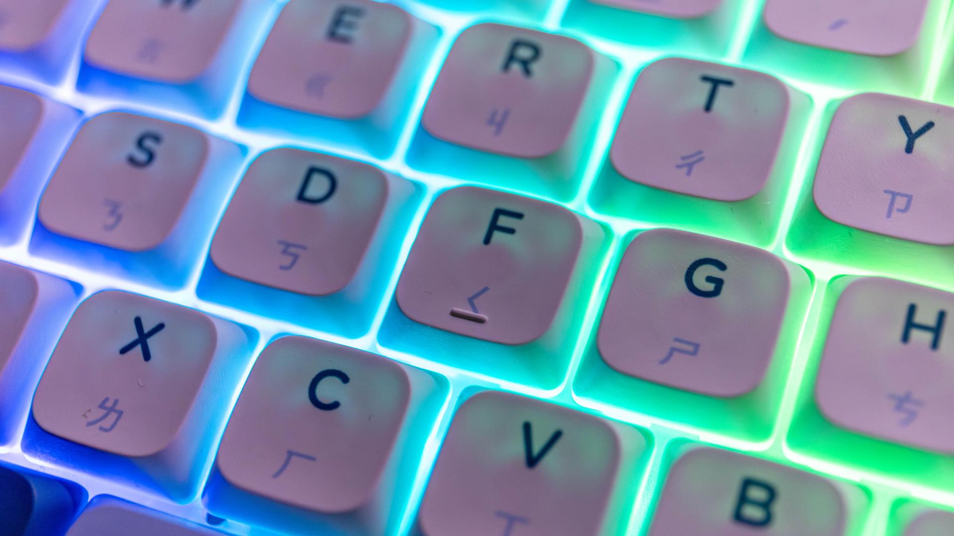 無線三模與機械矮軸，還有超多光效:iRocks K107R 極簡易開箱 - a29175701的創作 - 巴哈姆特